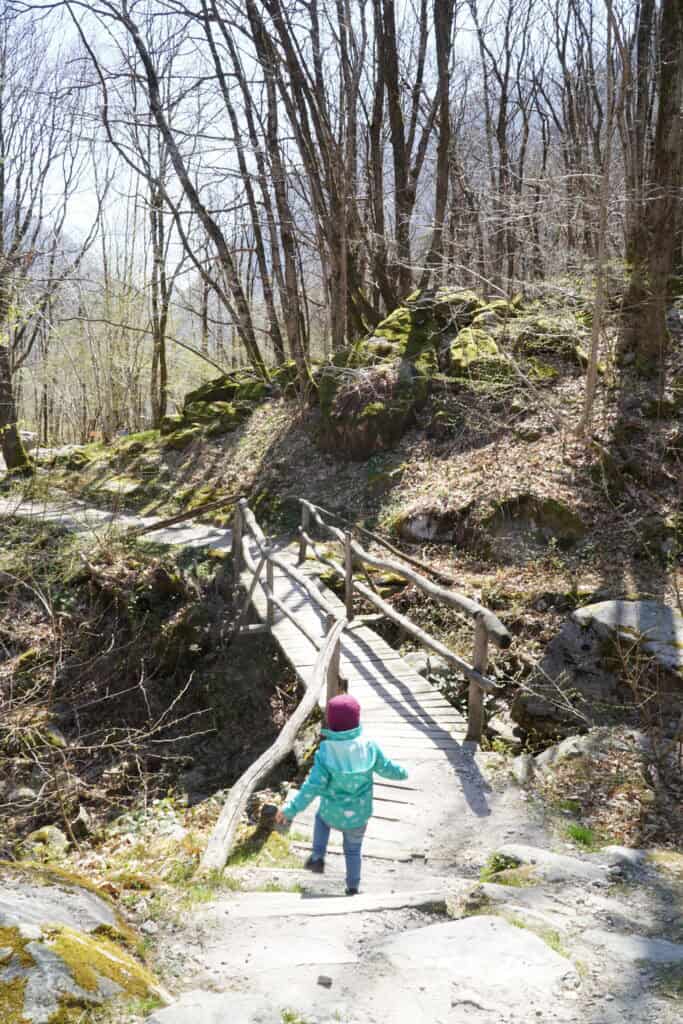 Kugelbahnwanderung im Tessin - der Bobosco Trail im Valle Verzasca ...